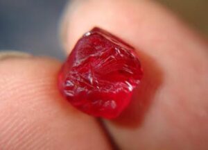 Đá ruby là gì? Cách nhận biết đá ruby hồng ngọc tự nhiên 2024